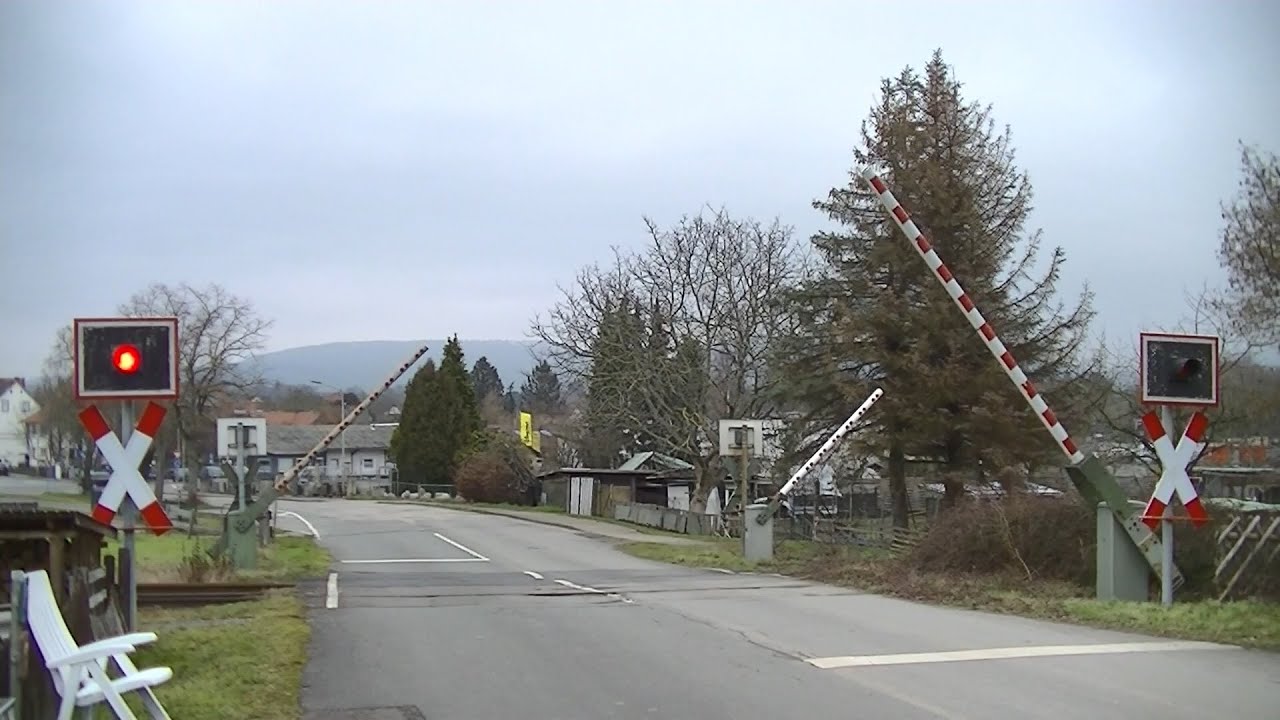 Spoorwegovergang Hessisch-Oldendorf (D) // Railroad crossing ...
