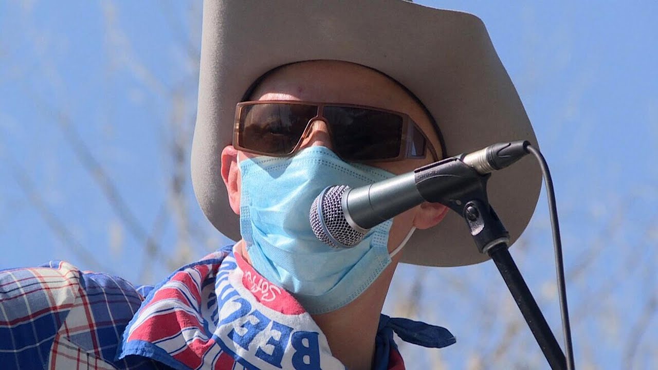 Calgary musician gives curbside concerts | Bright side - YouTube