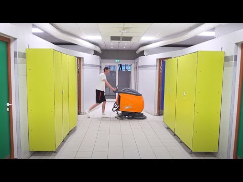 Une fierté, nos métiers : agent entretien en piscine