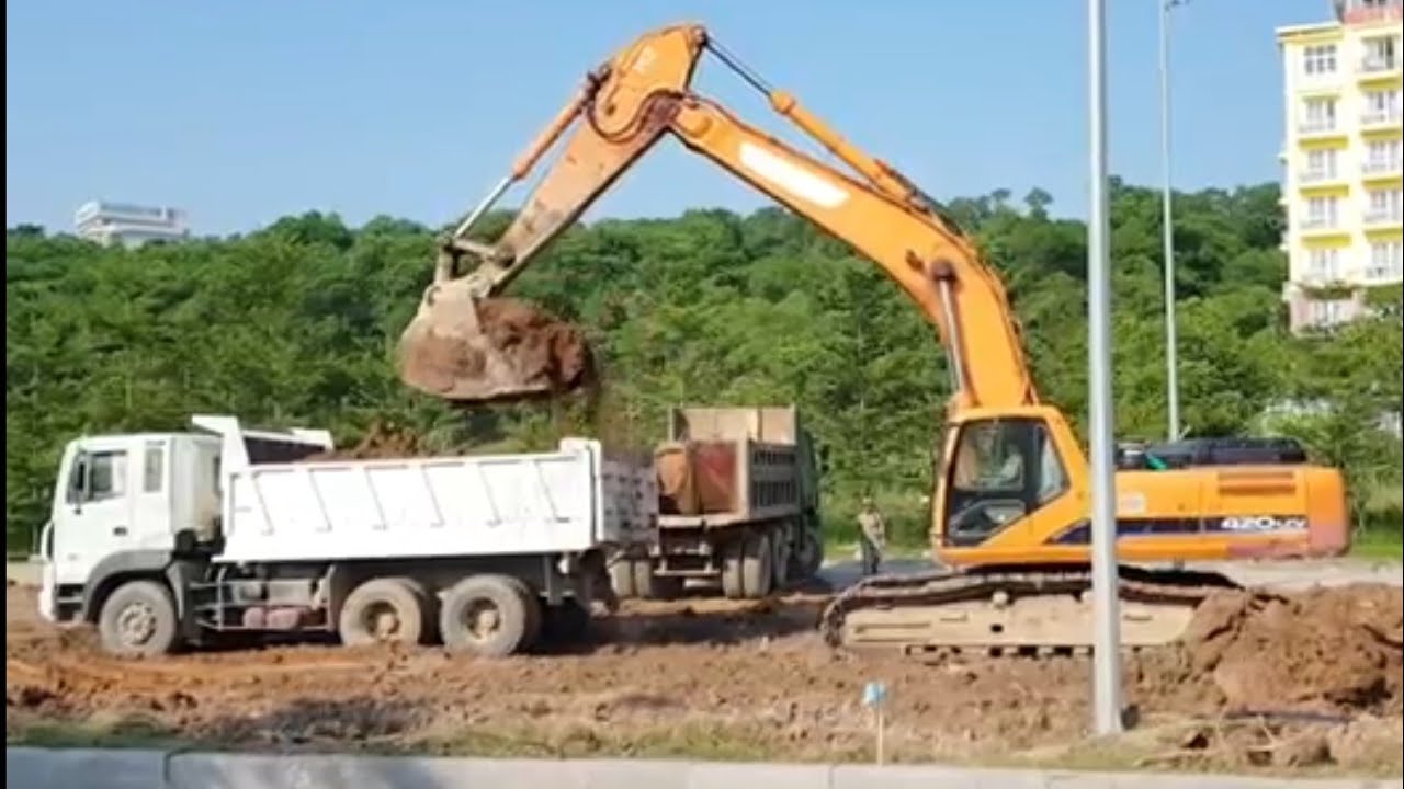 Máy xúc Doosan 420 LCV múc đất lên xe ô tô tải - YouTube