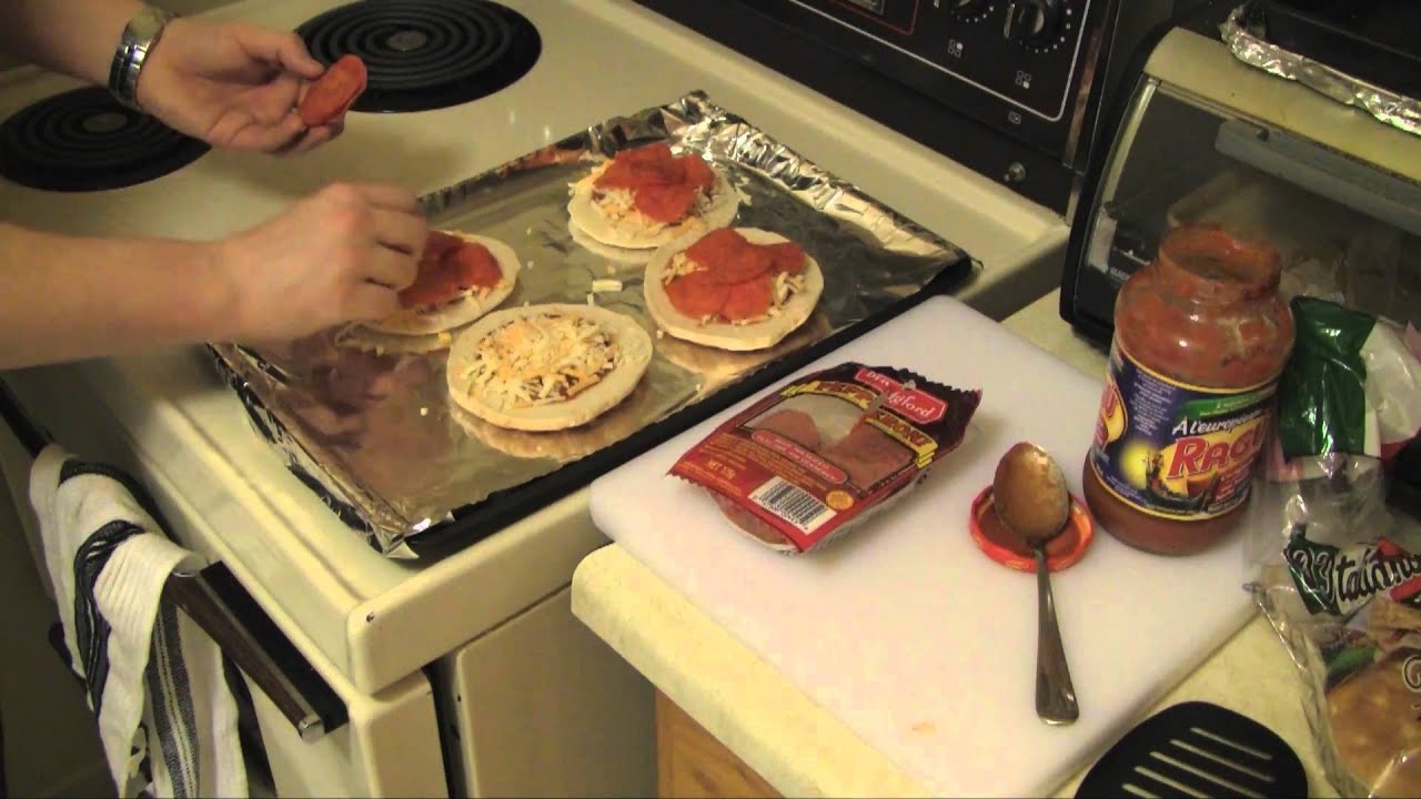 How To Make Delicious Mini Pizzas in 5 Minutes - YouTube