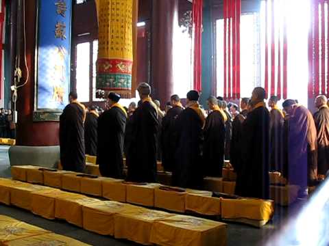 China 2008 - Kloster - Singende Mönche - Chinese Monks singing ...