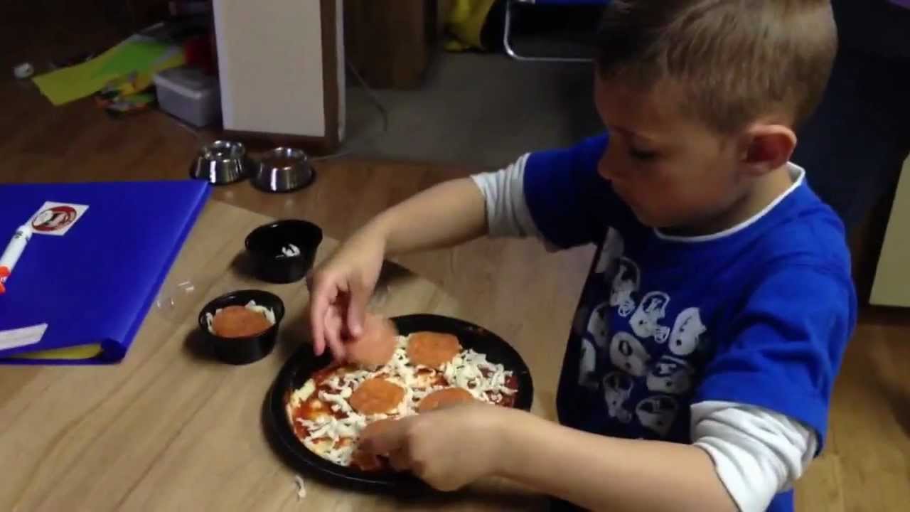 Casper making pizza - YouTube