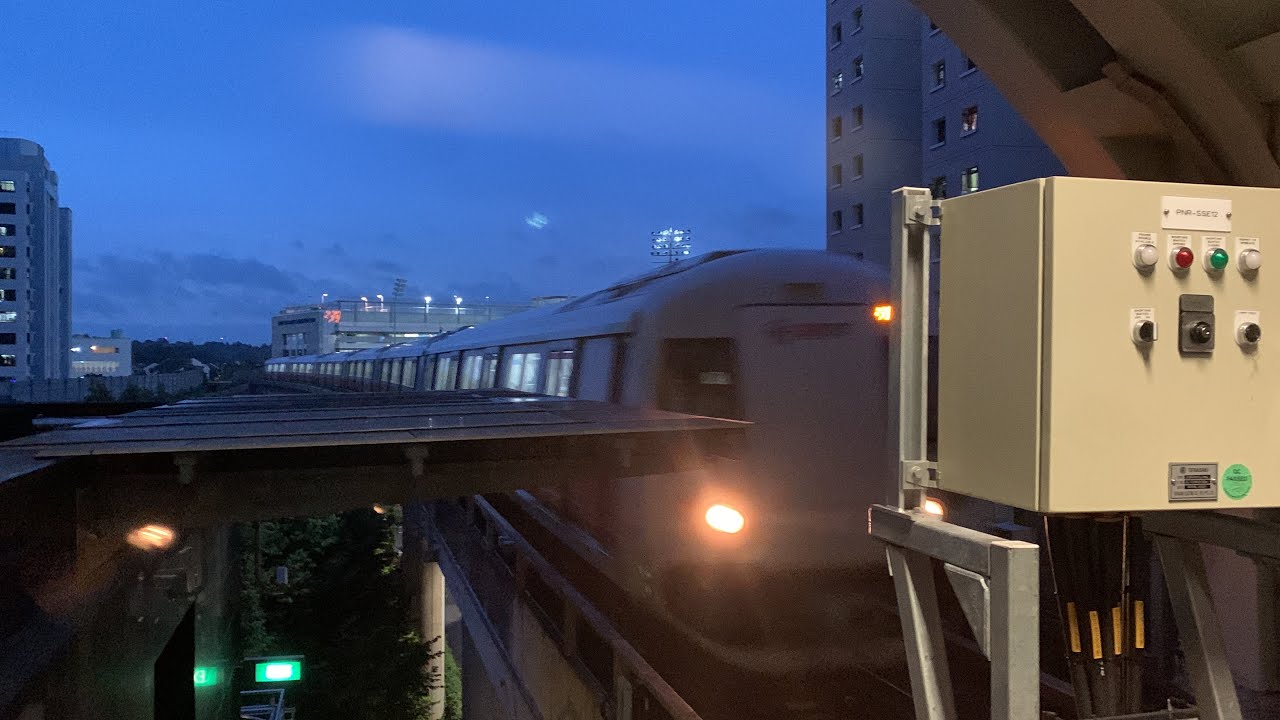 SMRT Trains EWL Kawasaki & CRRC Sifang C151B [673/674] arriving Pioneer ...