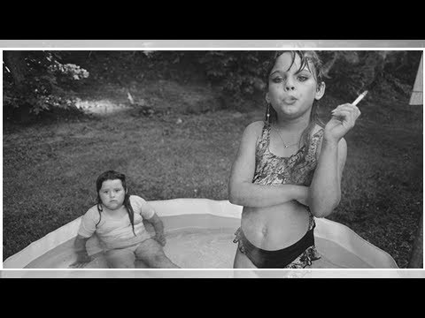 История скандального снимка из журнала Life 1990 года: как сложилась жизнь курящей девочки