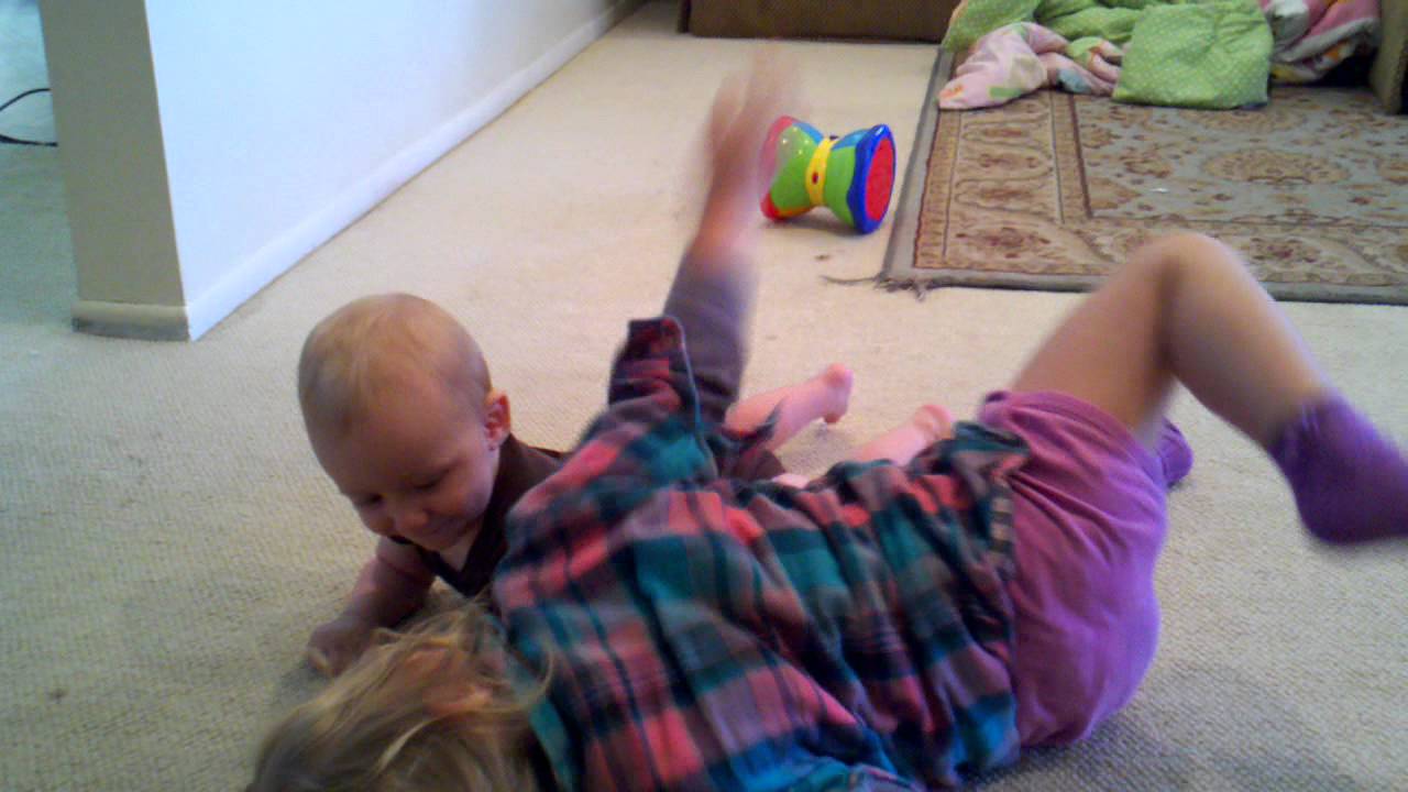 Unproffessional baby wrestling - YouTube