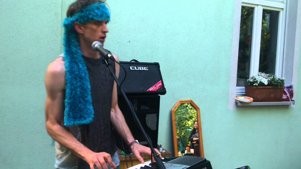 Stephen Paul Taylor (SPT) makes german kids dance. - YouTube