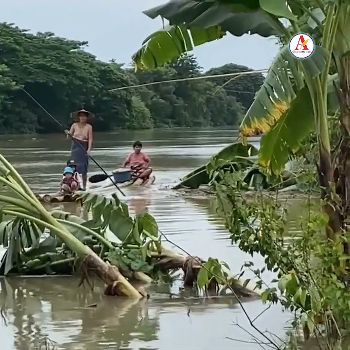 အင်္ဂပူမြို့နယ်ထဲက ဒေသခံတွေ ရေတက်ပြီး စားစရာမရှိလို့ လှေနဲ့လိုက် အလ