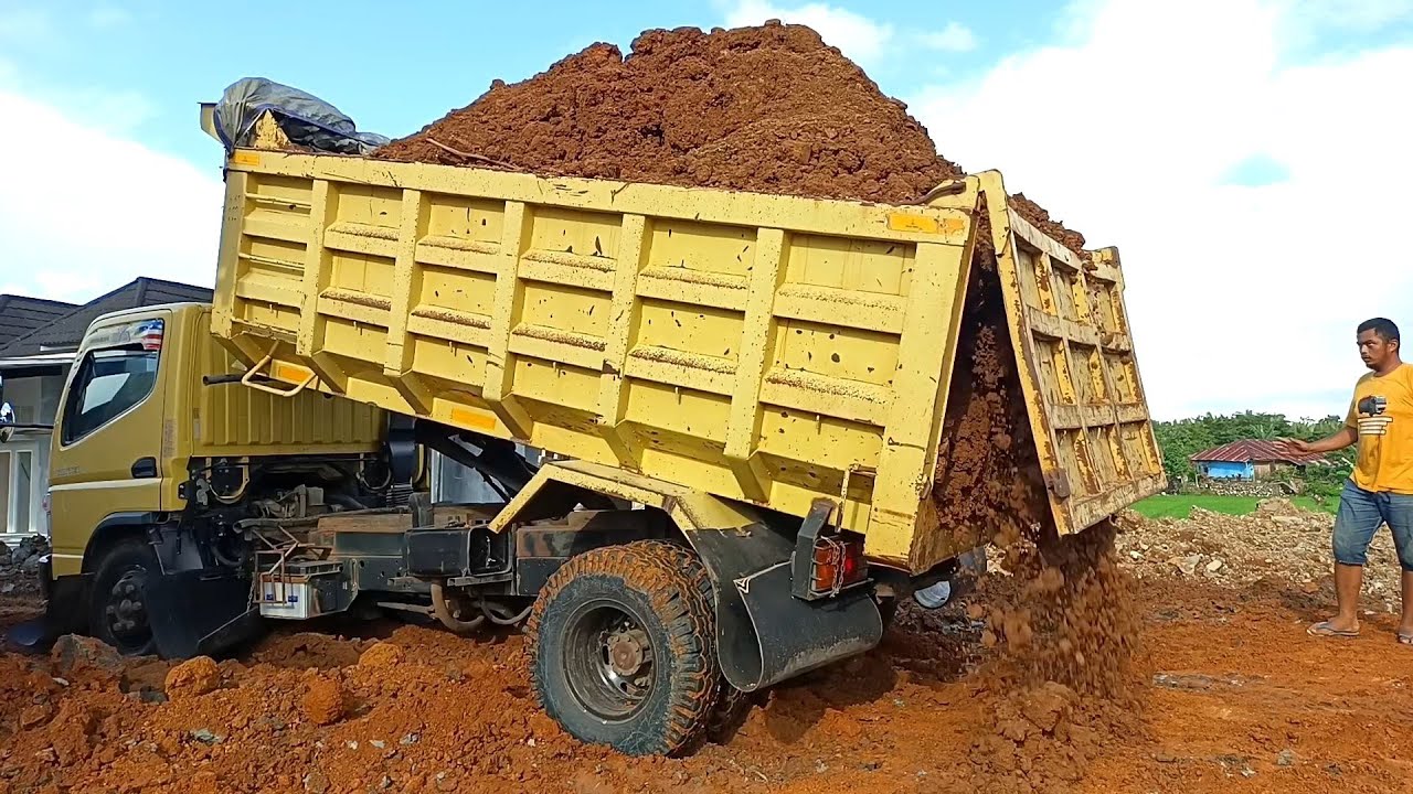 Dump truck jomplang tanah merah kubikasi pengukuran. - YouTube