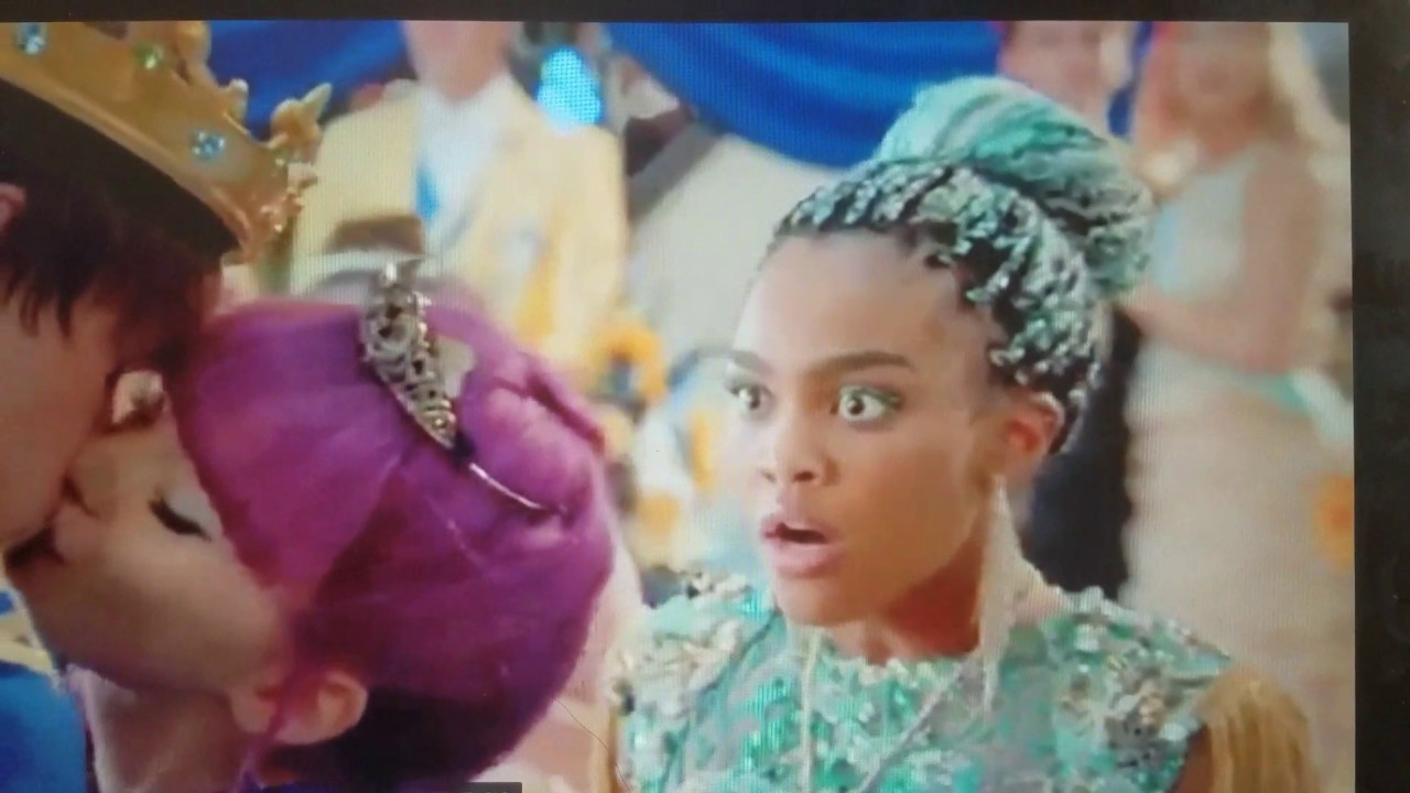 Descendants 2 MAL AND BEN MAKE OUT - YouTube