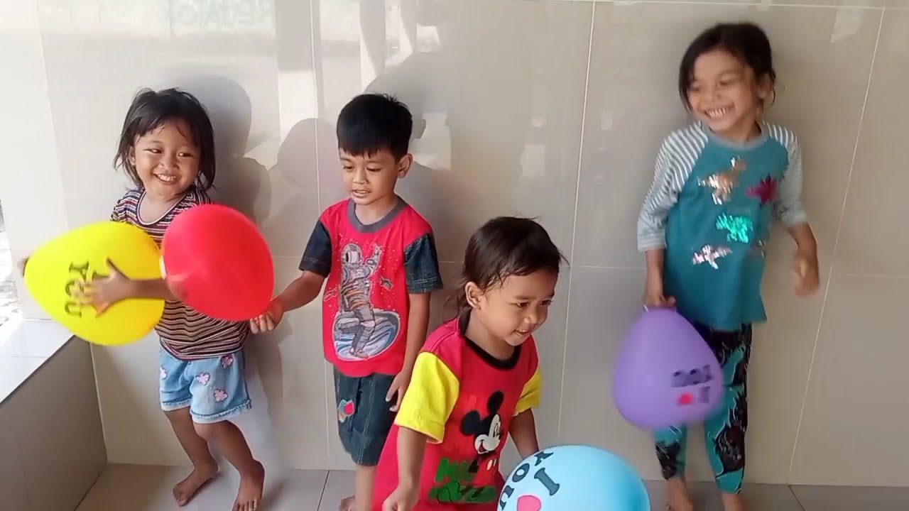 SERUNYA BERMAIN LEMPAR BALON #balon #balonwarnawarni #balloon - YouTube