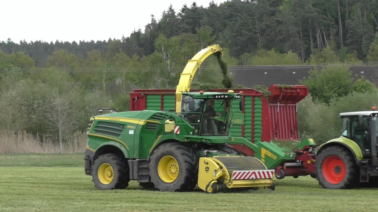 Giganten und Monster Ernte Maschinen auf der Wiese Grassilage Ernte ...