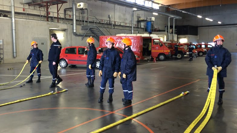 Formation des jeunes sapeurs-pompiers - YouTube