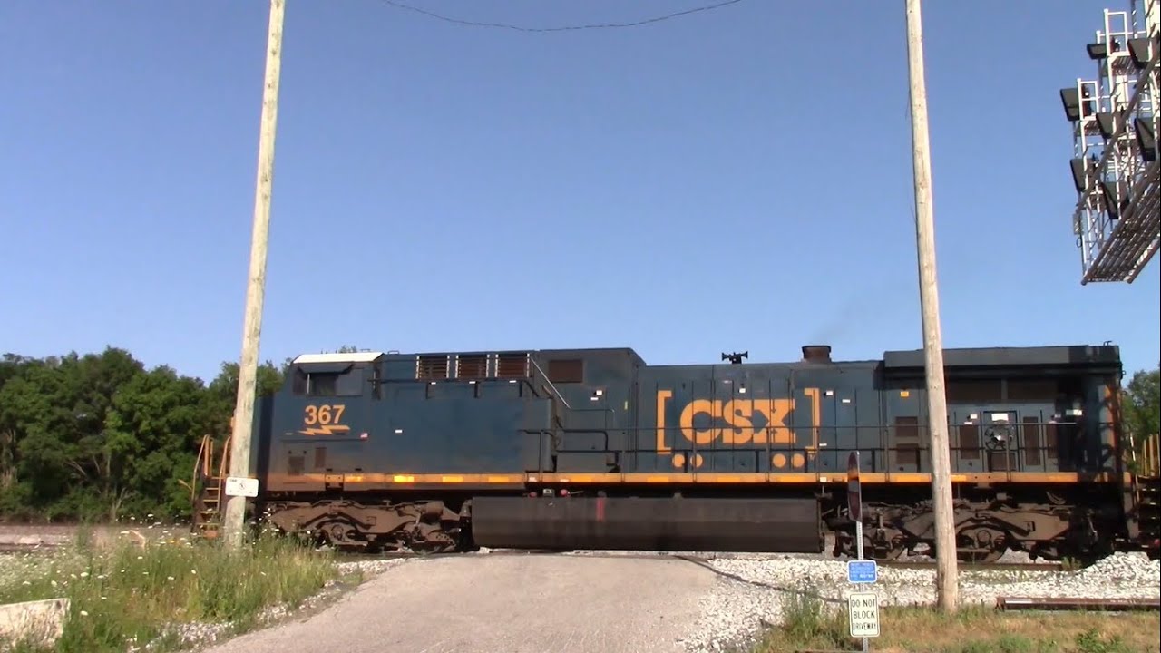 CSX M642 Power (CSX 367 and CSX 286) heads through the CSX Yard in Lafayette, Indiana - YouTube
