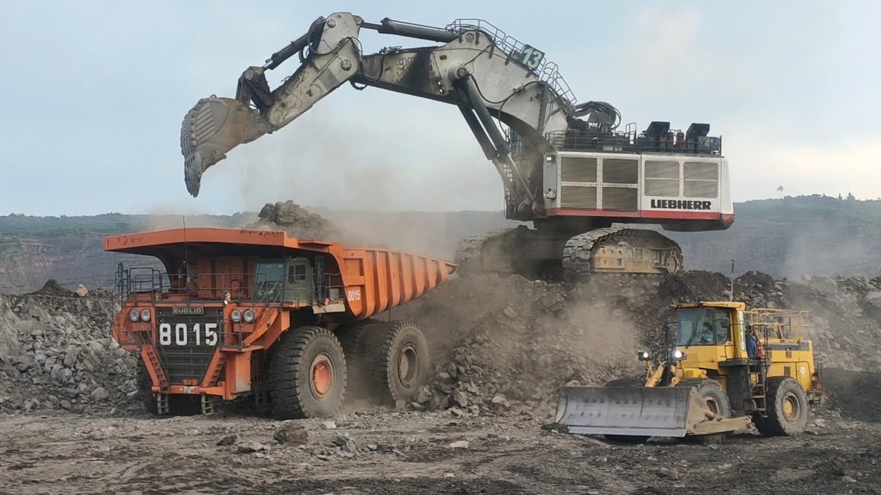 Excavator Liebherr 996 Loading Truck Hitachi Euclid EH5000 at Loading poin - YouTube