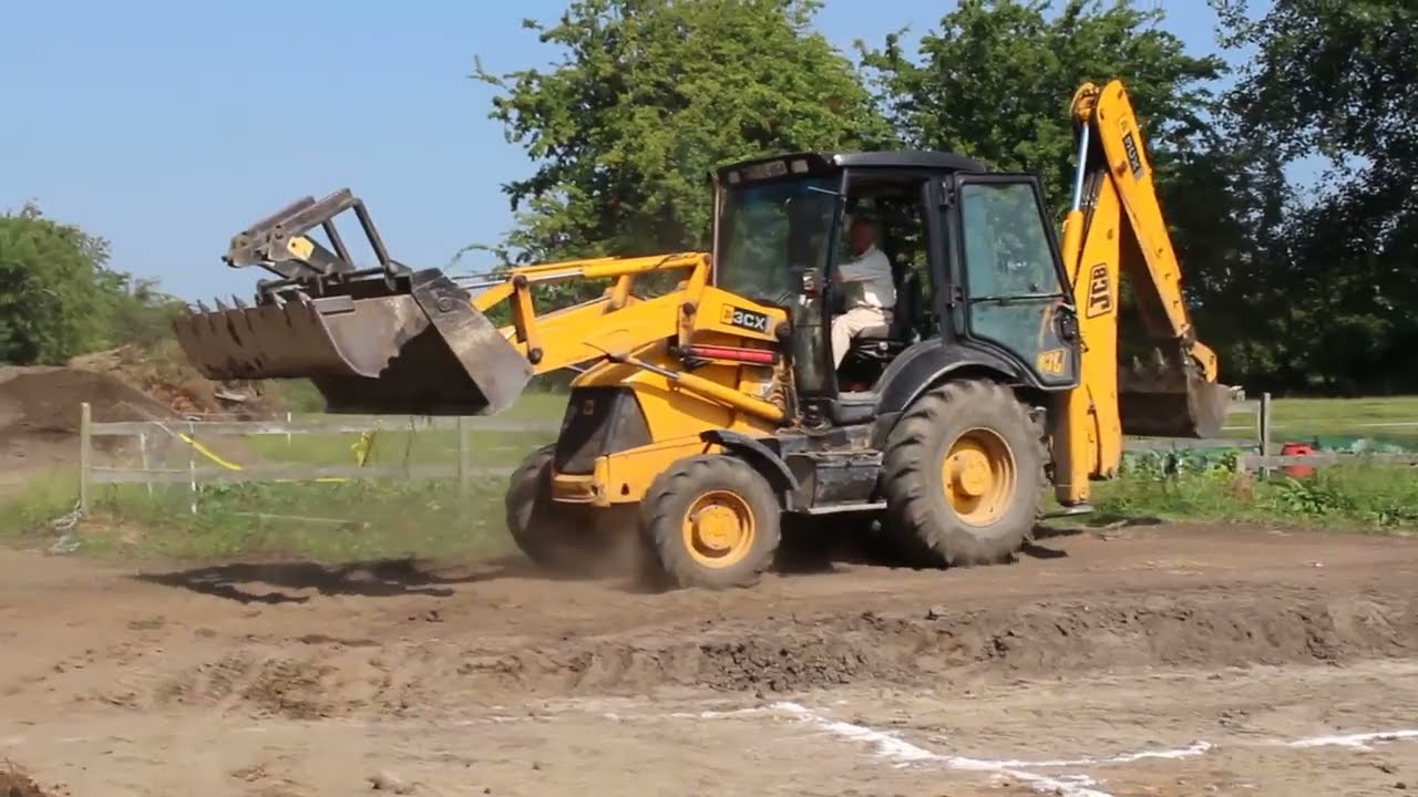 JCB 3CX digging foundations - YouTube
