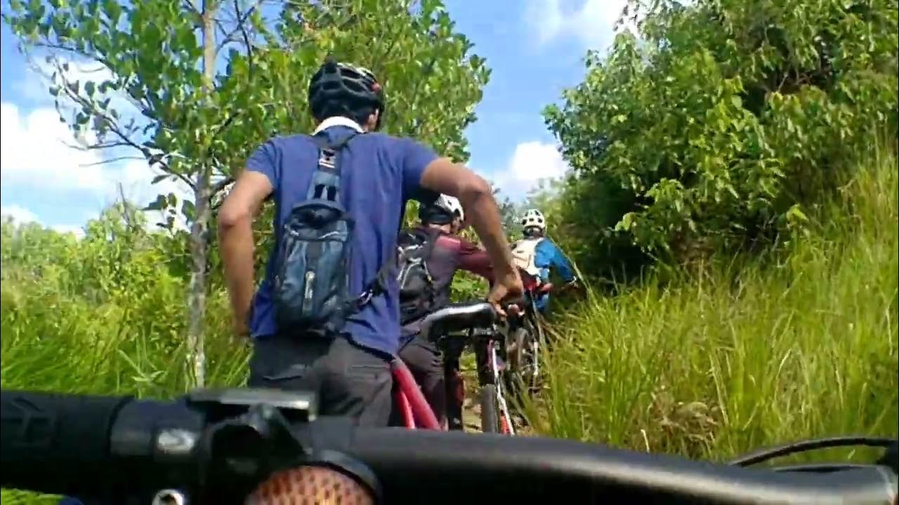 Gowes Blusukan mantap trabas semak belukar dan kebun pisang. - YouTube