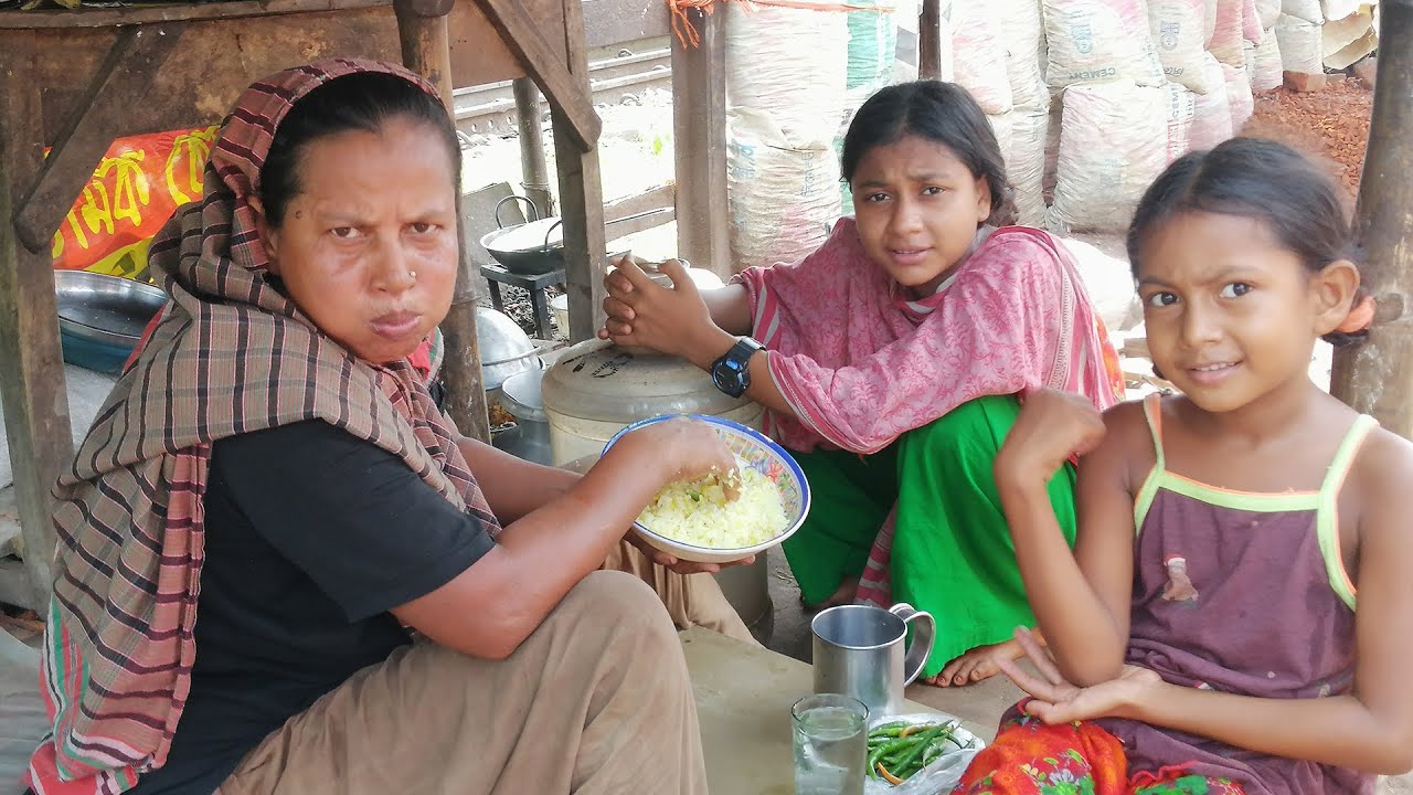 Farjana Is Sick Today !! So Her Mother Is Cooking Today !! Slum Cooking ...
