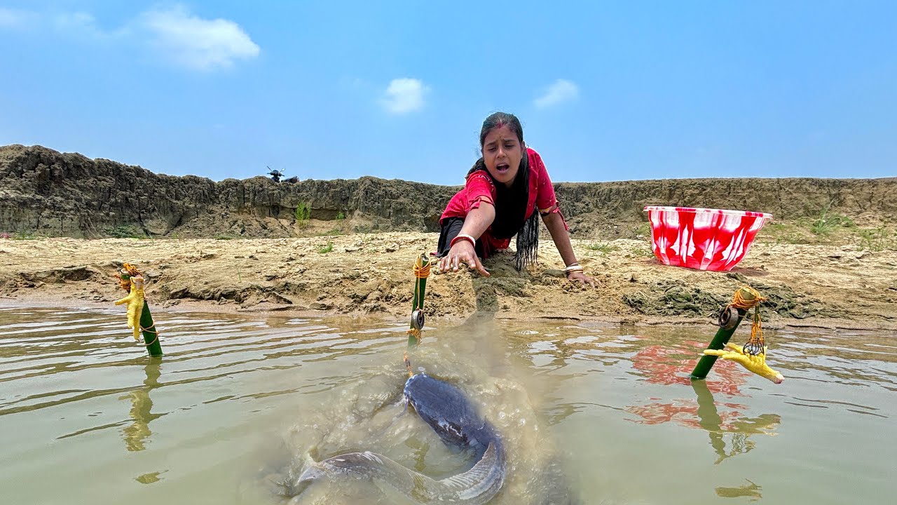 Fishing Video🎣🎣 New Method | The woman Fish Catching from the River ...