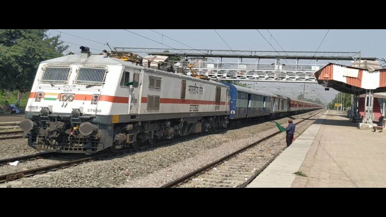 इटारसी WAP7 के साथ गोरखधाम सुपरफास्ट एक्सप्रेस 12556 Super offlink ET ...
