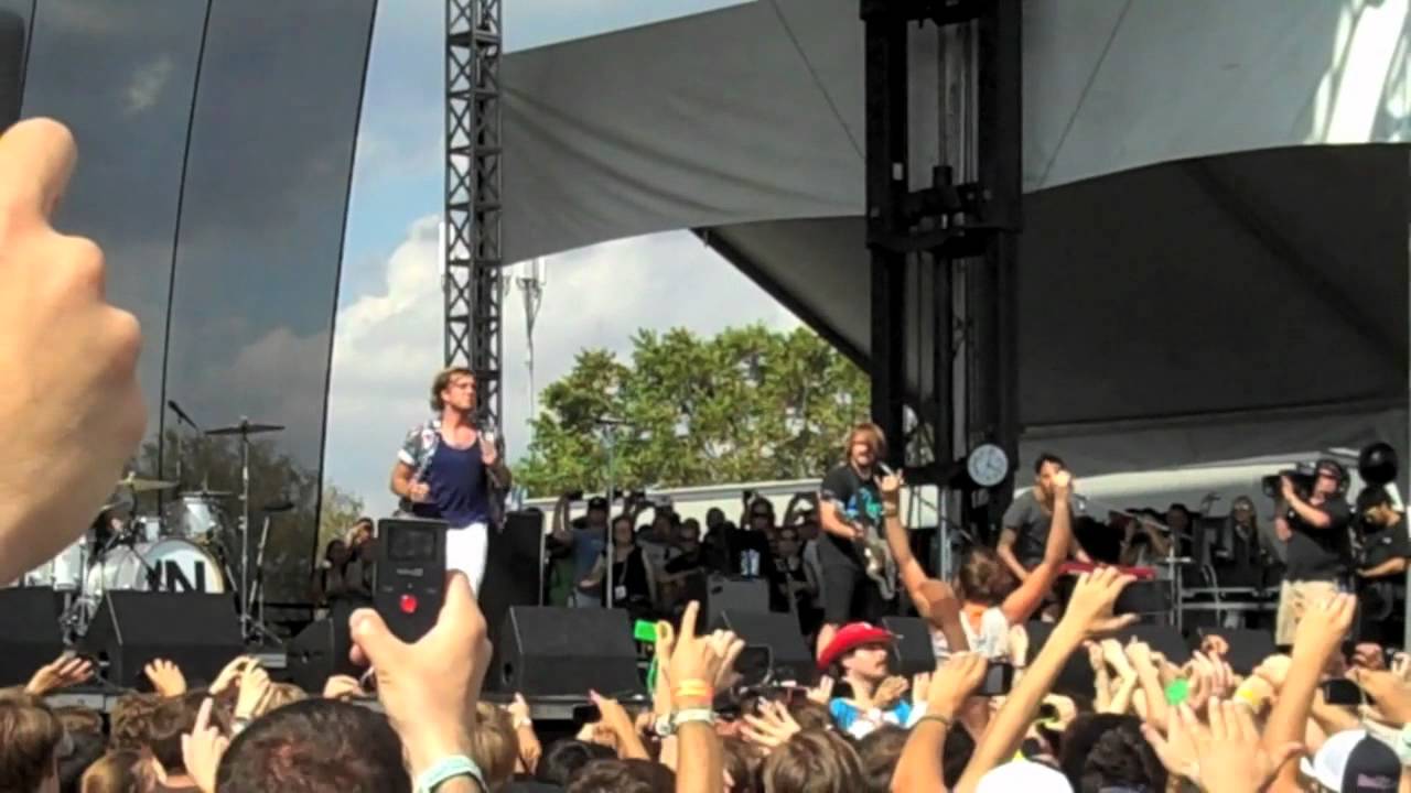AWOLNATION - Sail [HD] (Crowdsurfing at Austin City Limits) - YouTube