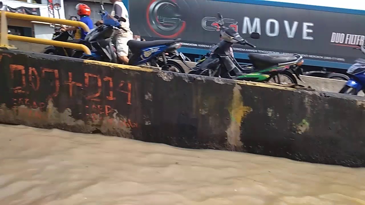 Banjir pamanukan Subang 2020 di bawah fly over - YouTube