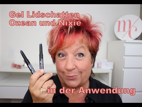 Anwendung von den Gel Lidschattenstiften Ozeanblau und Nixie