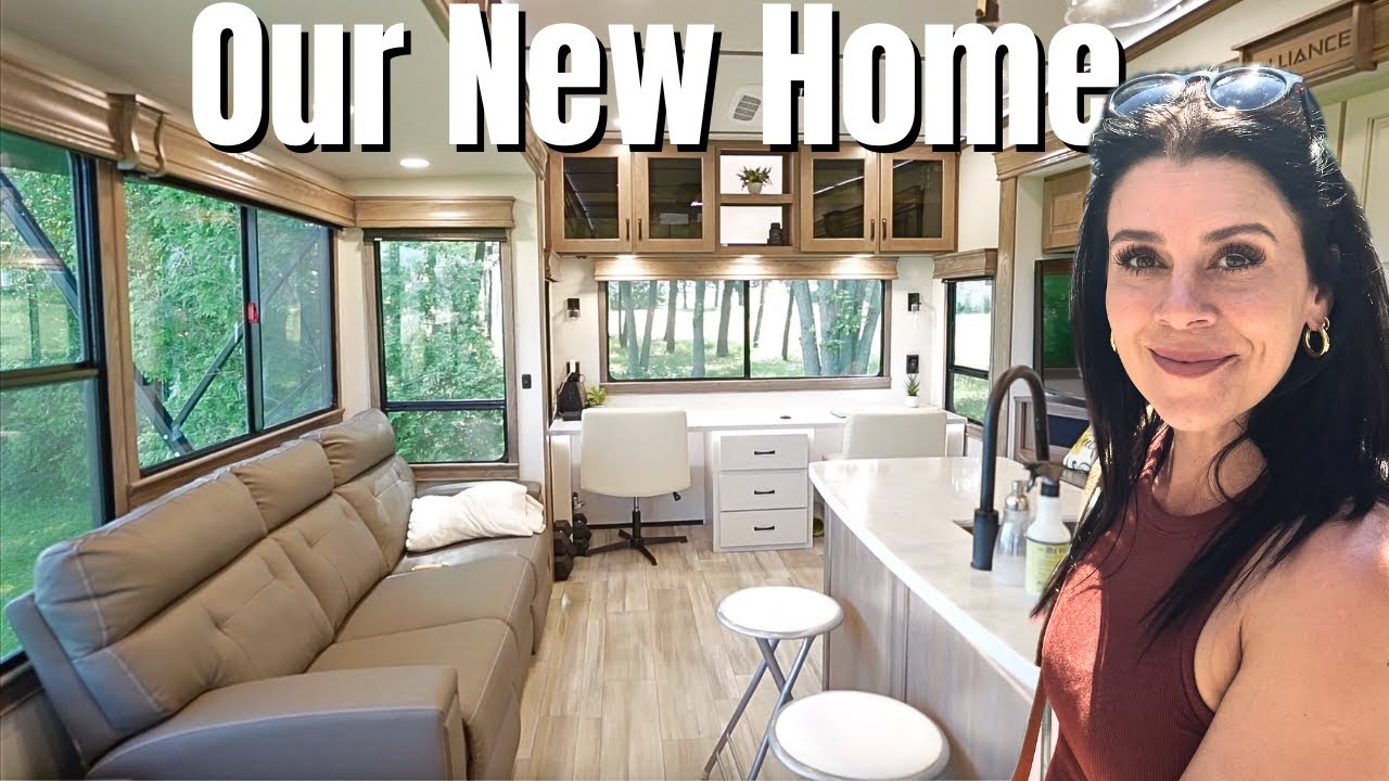 RV TOUR! Shortest yet BIG 5th Wheel RV on the Market (The 33ft Alliance ...
