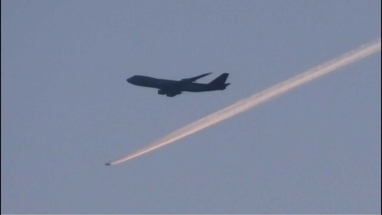 Sunset Contrails over Lennep - Boeing 747 Beauty Shot (Remscheid ...