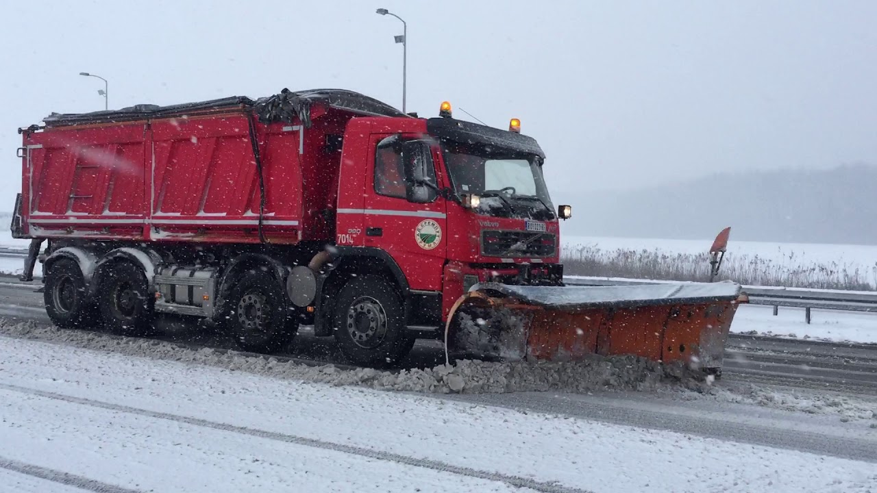 Sremput - rad zimske službe na autoputu E-70 - YouTube
