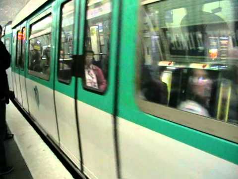 Einfahrt Metro Paris Typ MF 77 (Abfahrtssignal überlang)/Arriving Metro ...