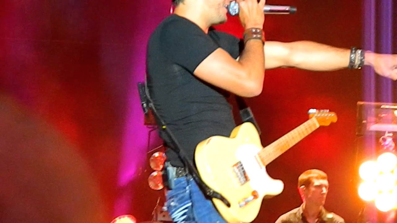 Luke Bryan sings california love! - YouTube