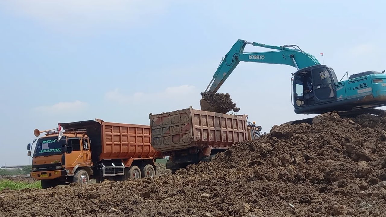 excavator kobelco sk200 muatkan tanah ke mobil truk tronton mitsubishi ...