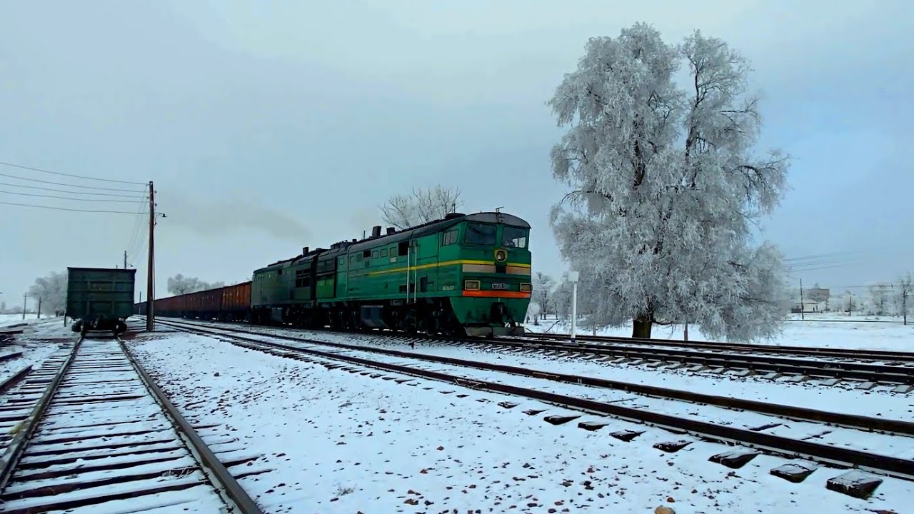 Diesel locomotives 2TE10V-5051b and 3TE10M-1024b pass the "Bystrovka ...