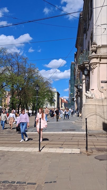 Атмосфера на Площі ринок у Львові подорожіукраїною ранок трамвай