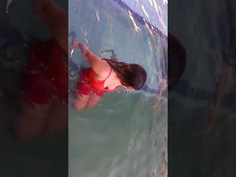 Eu banhando na piscina da mamãe