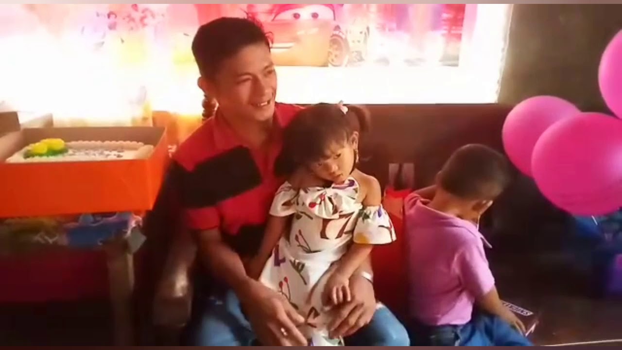 Sinorpresa ng mapagmahal na Ina ang kanyang dalawang Anak - YouTube