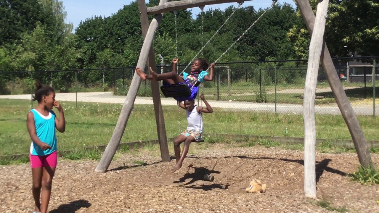De kinderen spelen in de speeltuin - YouTube