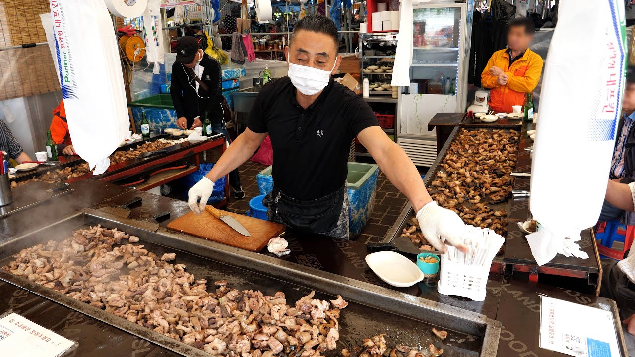 7000원으로 철판구이 무한리필! / 30년 어르신들의 성지 / 6가지 돼지부속 / Pork Intestine | Korean ...