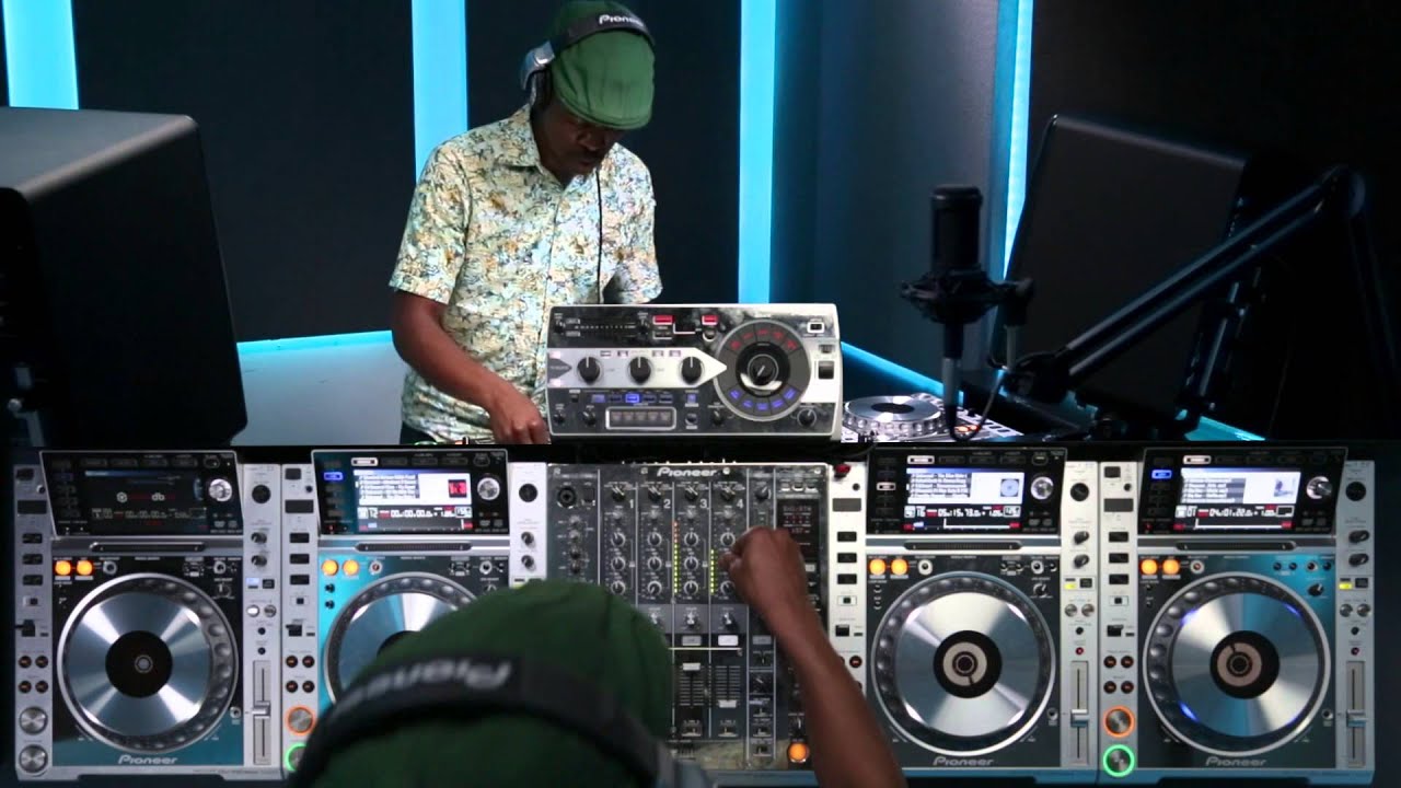 DJ Fosta (Bridges For Music) - DJsounds Show 2014 - YouTube