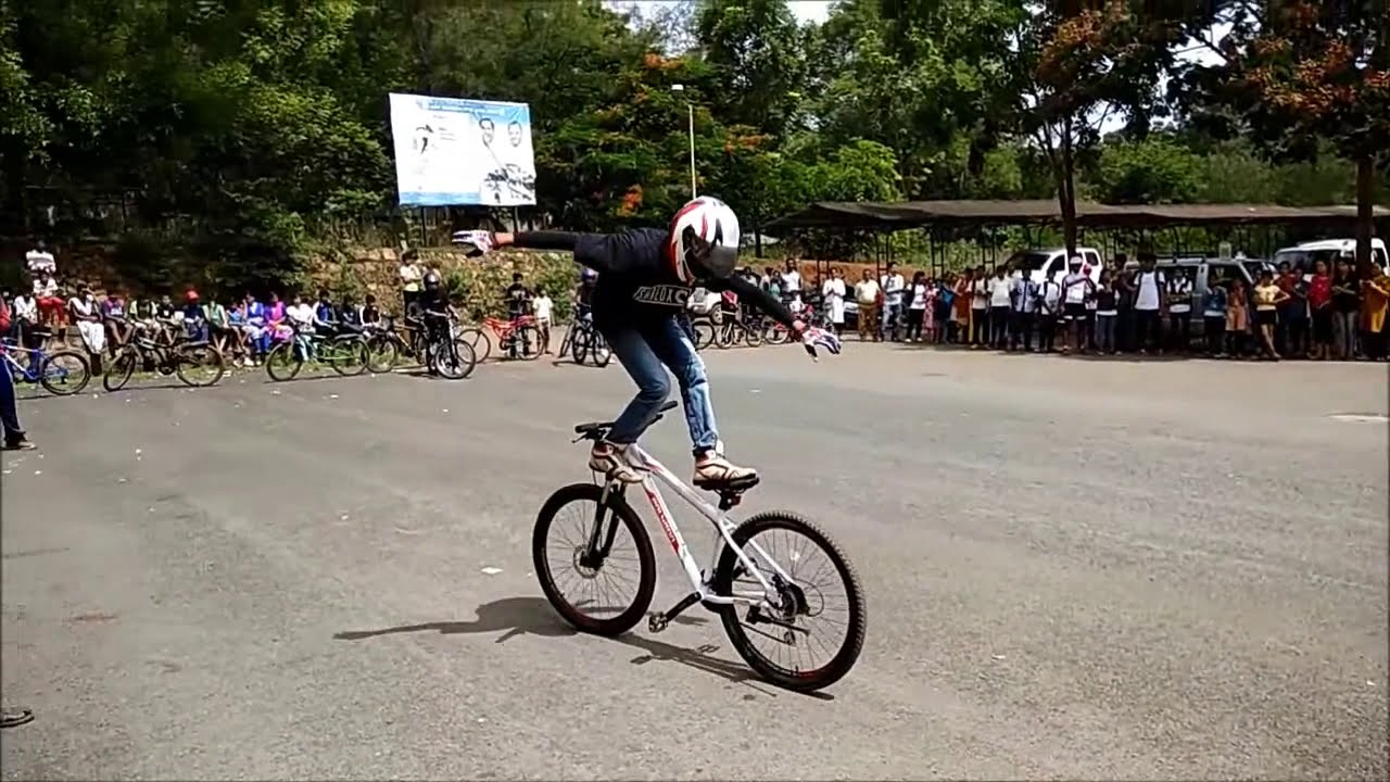 cycle stunt show by stunto on cycle utsav - YouTube