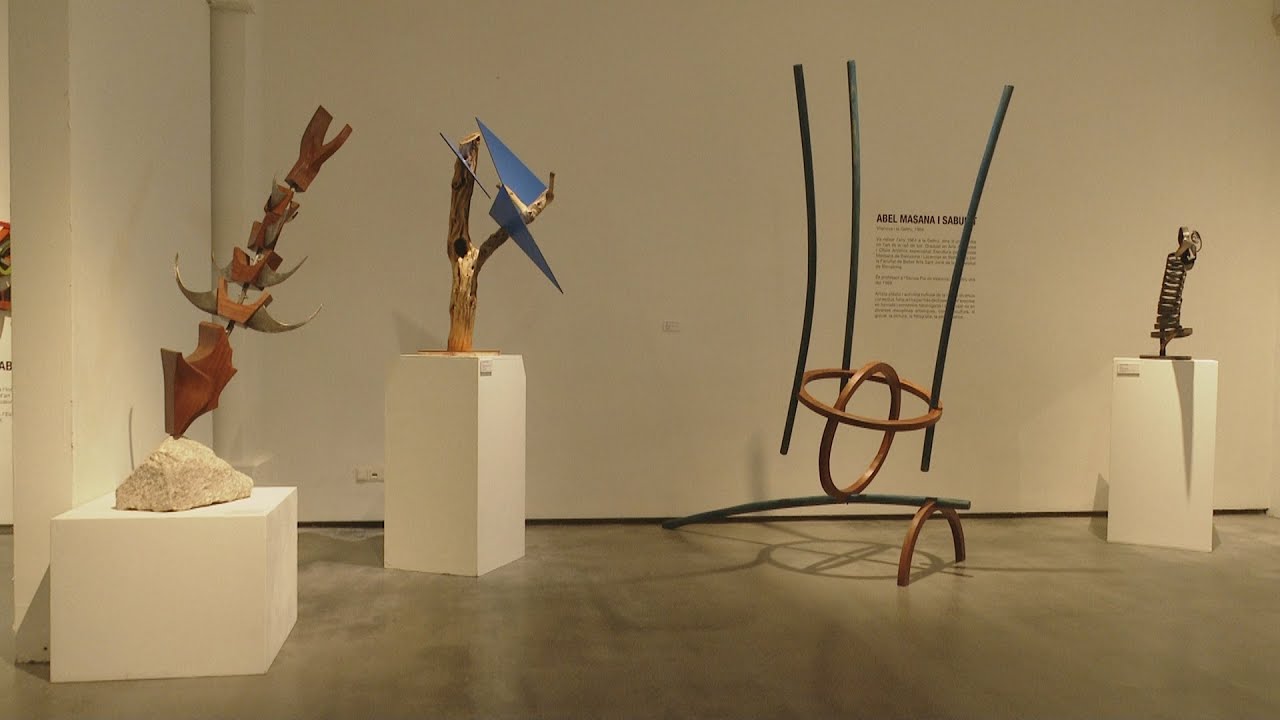 Set artistes que exploren diferents procediments i tècniques exposen a ...