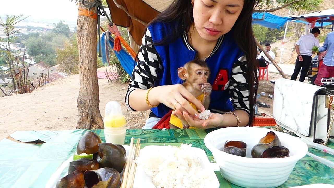 Mama Take Dodo Visit Out Side, Dodo Eat Snack With Family - YouTube