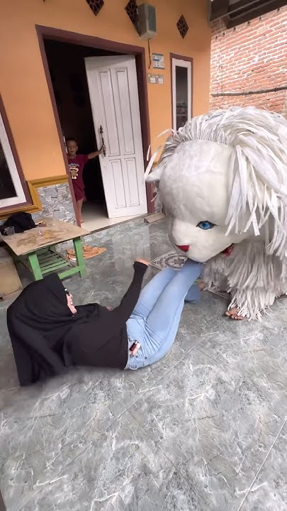 Cewek cantik digigit can macanan - YouTube