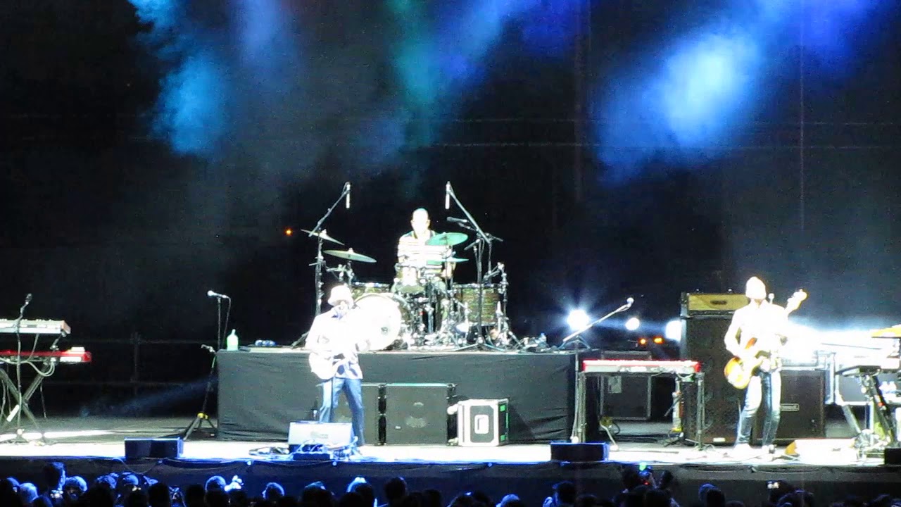 Weezer Performs "Buddy Holly" as their Opening Song of Musikfest ...
