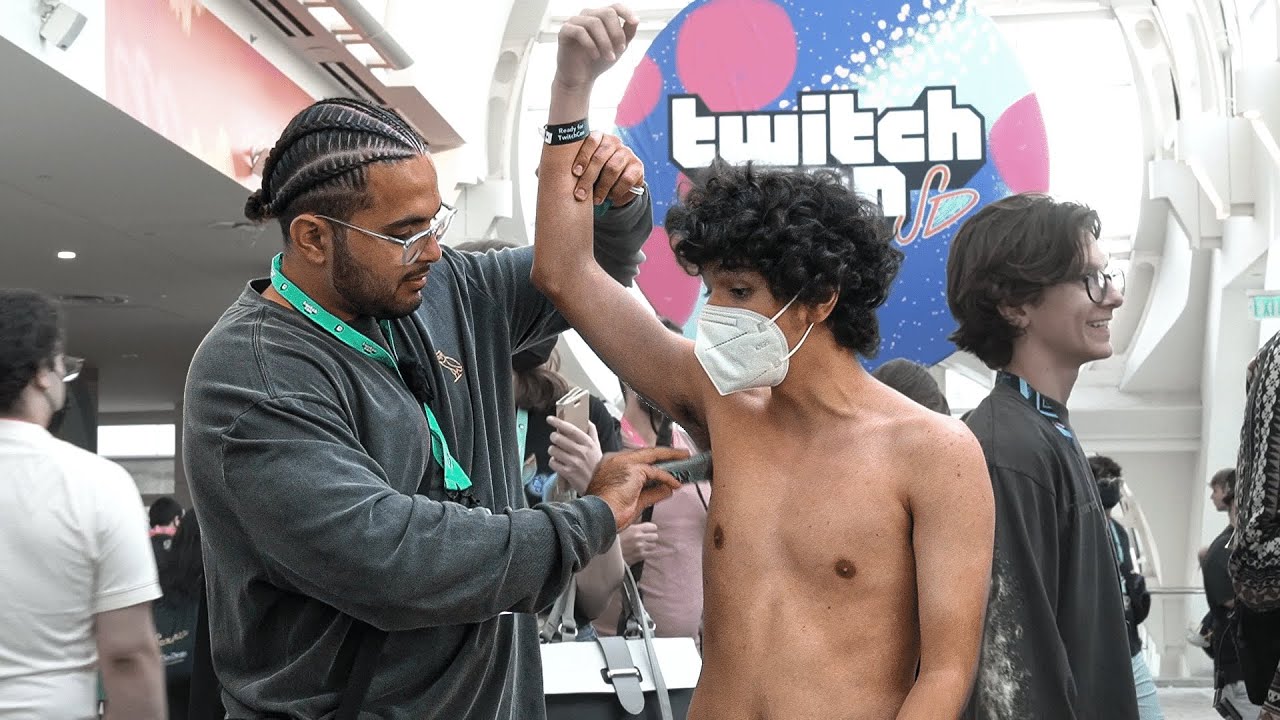 Giving Smelly Gamers Deodorant @ TwitchCon - YouTube