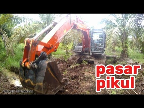 aktivitas pembuatan pasar pikul dilahan rawa: excavator Hitachi - YouTube