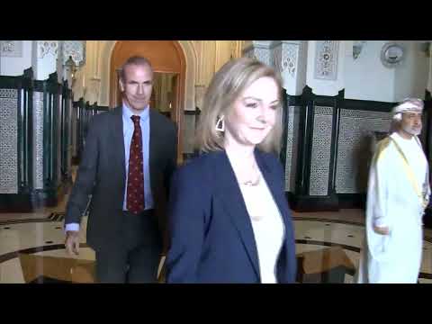 İngiltere Dışişleri Bakanı, Umman'da Sultan Heysem bin Tarık'la görüştü