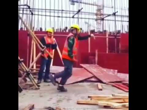 İnşatta dans eden çalışan güzel görüntüler ortaya çıkarmış