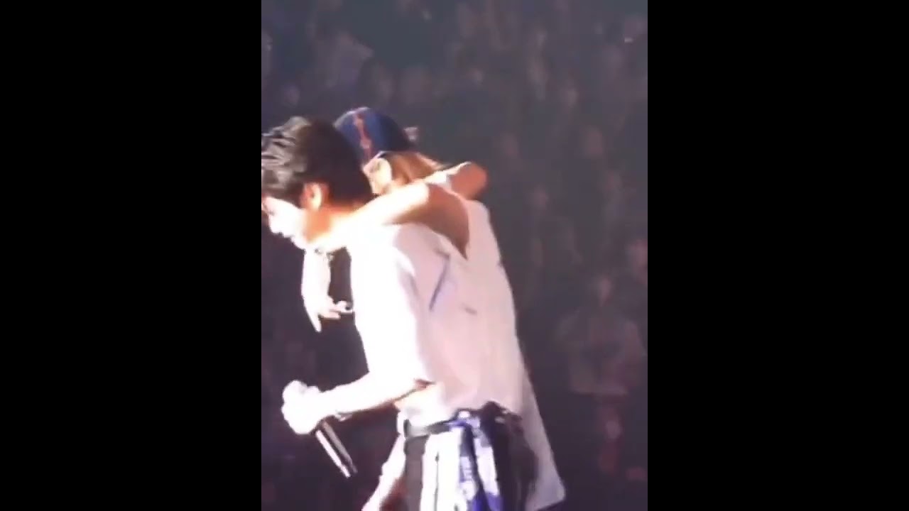 Skz Hyunjin comforting crying Felix (Hyunjin) - YouTube
